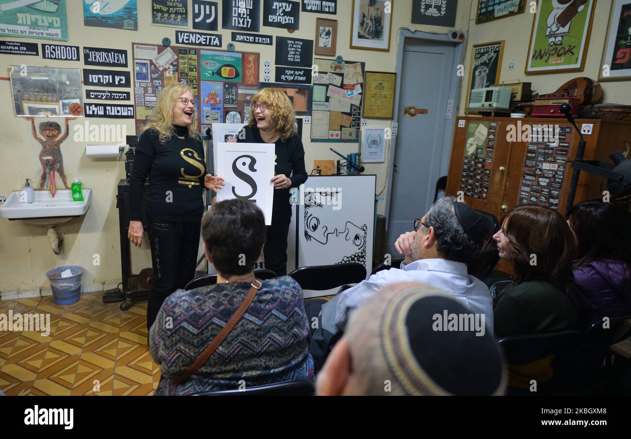 Hadasa Bau (L) und Clila Bau-Cohen erklären den Besuchern im Joseph Bau ...