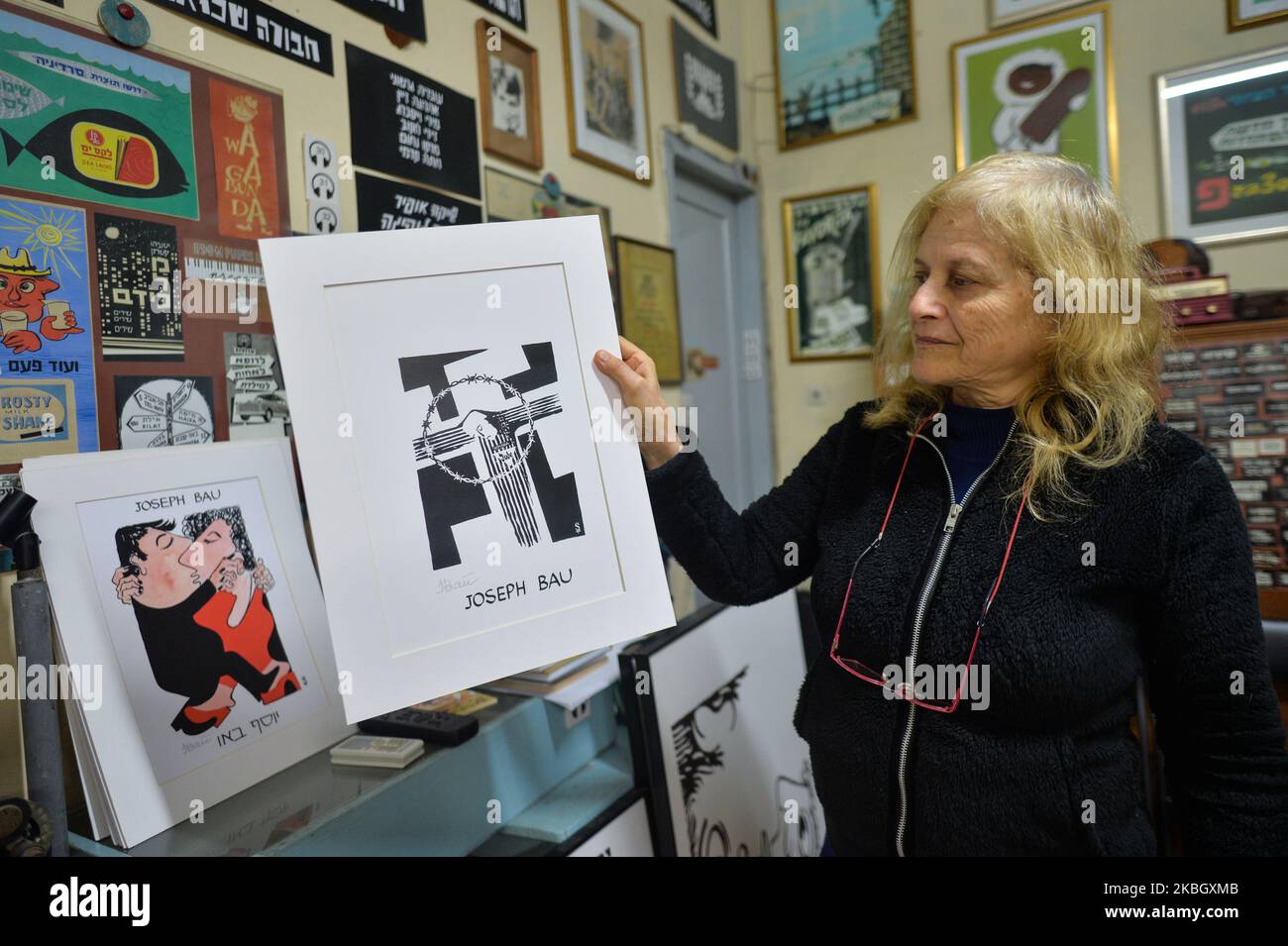 Hadasa Bau zeigt ihren Vater im Joseph-Bau-Museum in Tel Aviv das ...