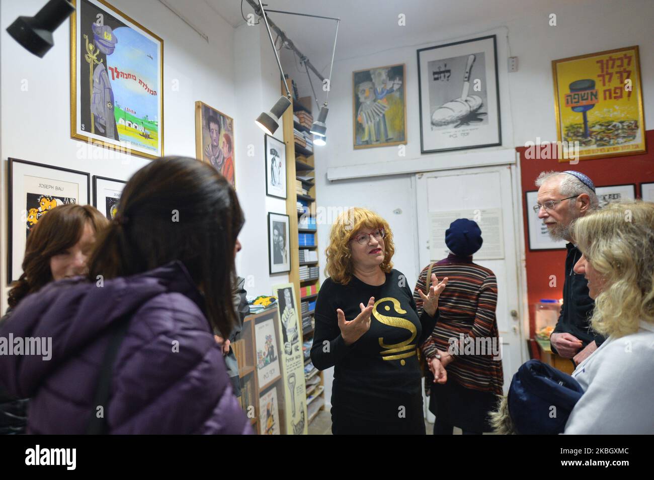 Clila Bau-Cohen (Zentrum) erklärt den Besuchern im Joseph Bau House ...
