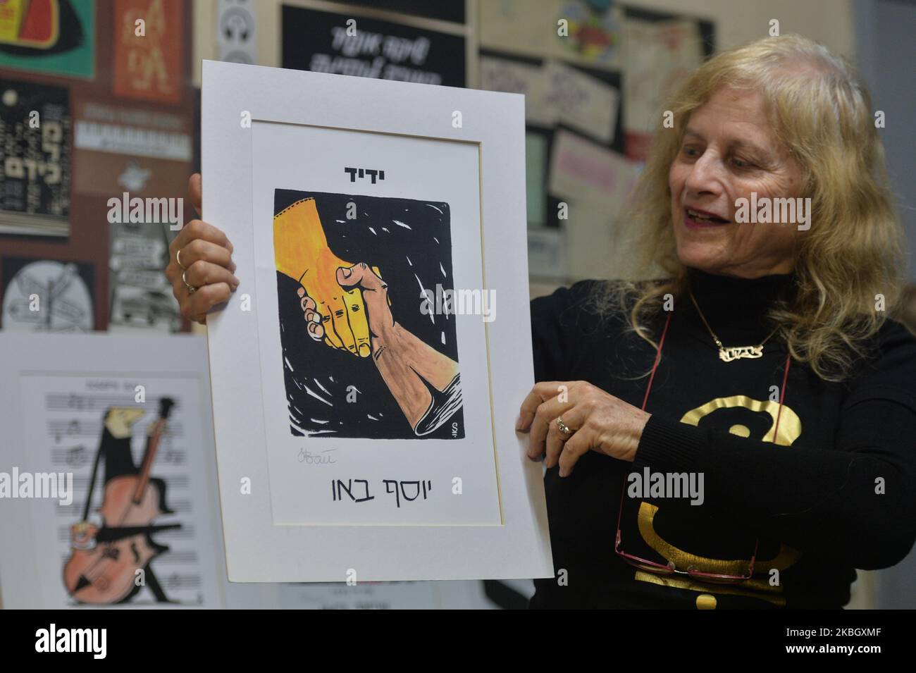 Hadasa Bau hält das Gemälde „Friend“ ihres Vaters im „Joseph Bau House ...