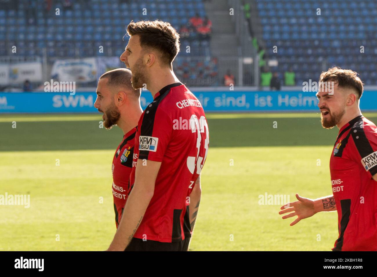 Dejan Bozic aus Chemnitz feiert das erste Tor mit Teamkollegen während ...