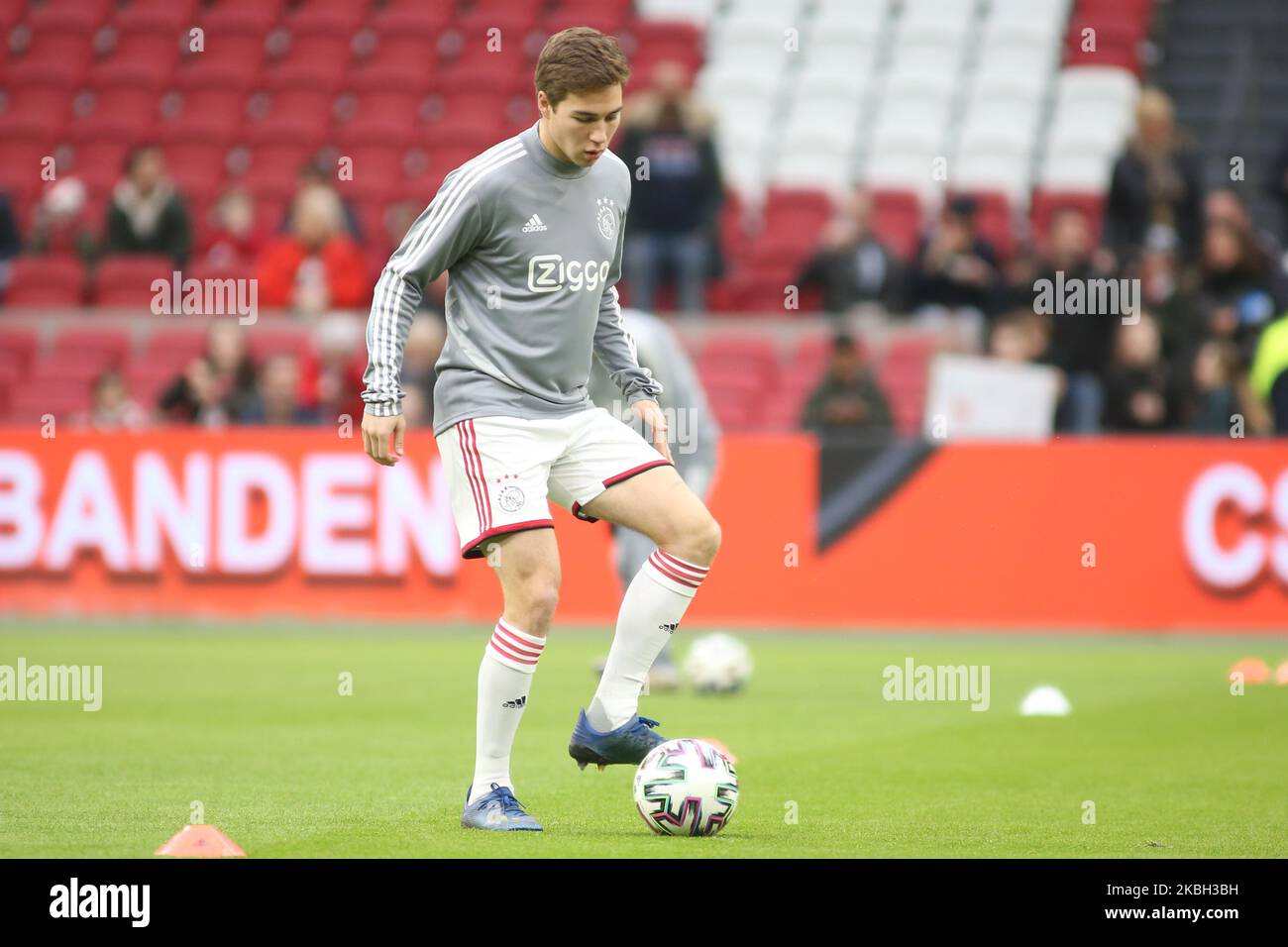 Carel Eiting (Ajax) steuert den Ball während des Eredivisie-Fixes 2019/ ...