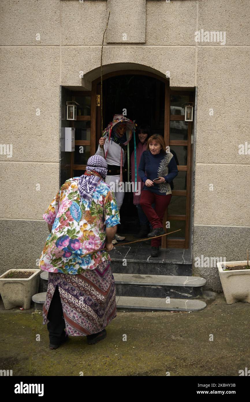 Mamuxarro Figur mit eiserner Maske und Stöcken während des ...