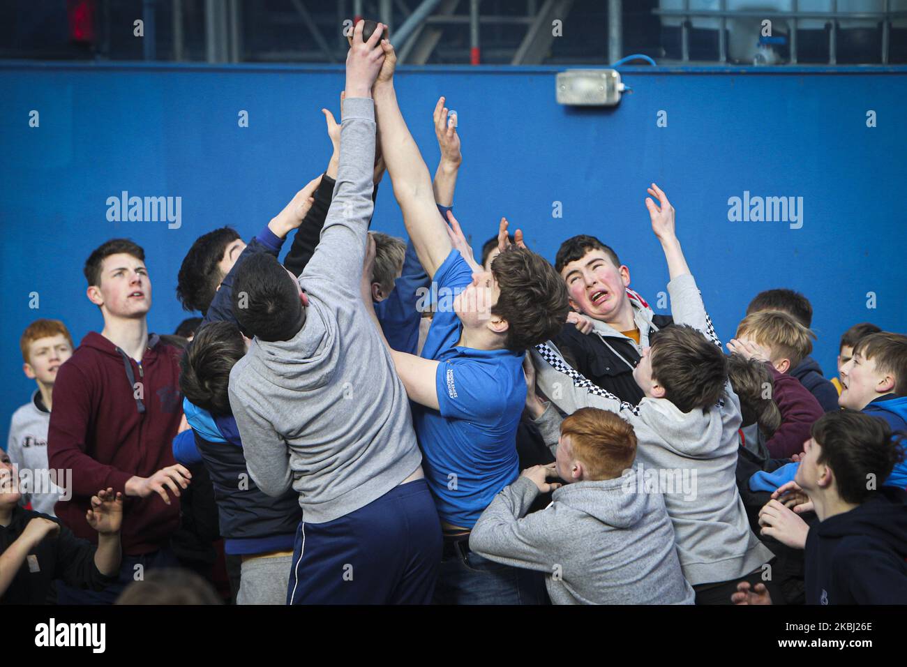 Jungen jagen dem Lederball beim jährlichen Spiel von Hand BA’ nach, das ...