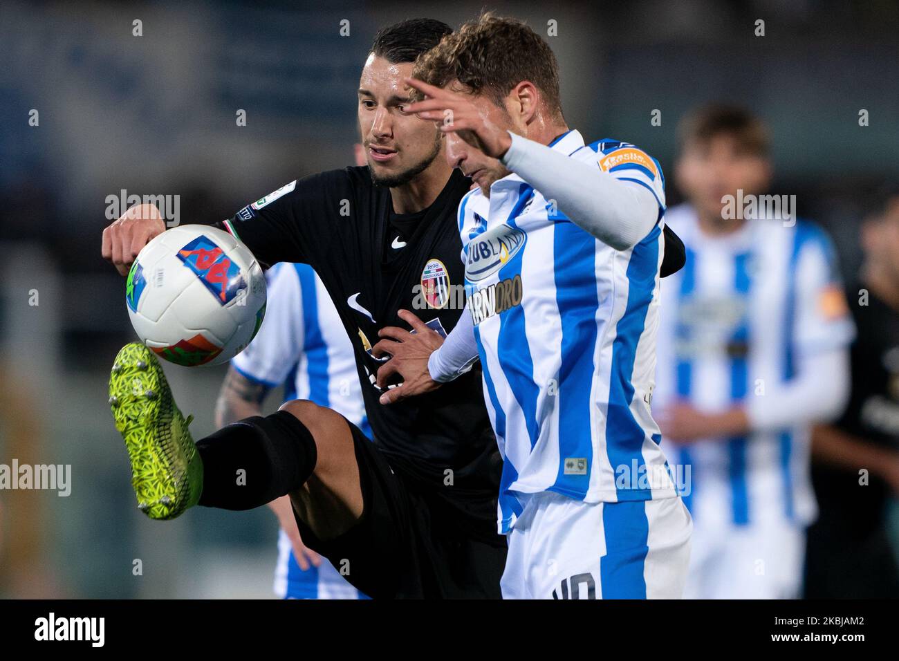 Michele Cavion vom Ascoli Calcio 1898 FC und Edoardo Masciangelo von ...