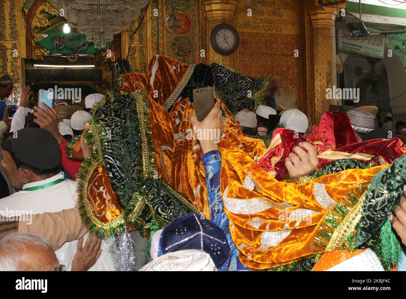 Pakistanische Pilger bieten am 5. März 2020 im Heiligtum des Sufi ...