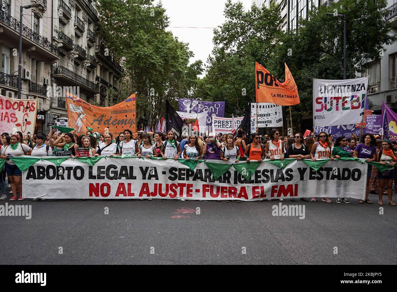 Frauen nehmen am 9. März 2020 vor dem Kongress in Buenos Aires an einem Frauenstreik Teil, um ...