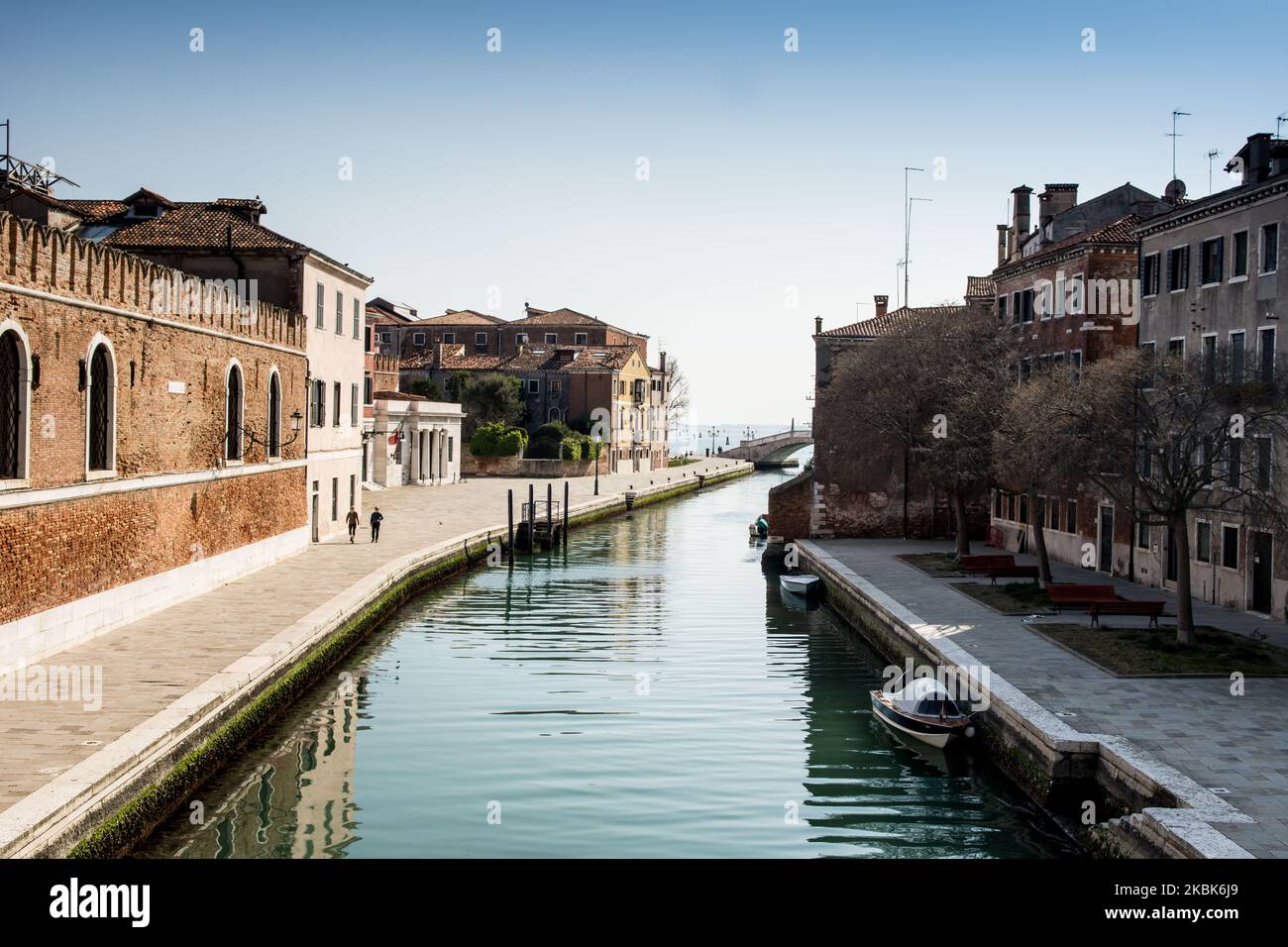 Eine allgemeine Ansicht zeigt klares Wasser in Venedig am 18. März 2020 ...