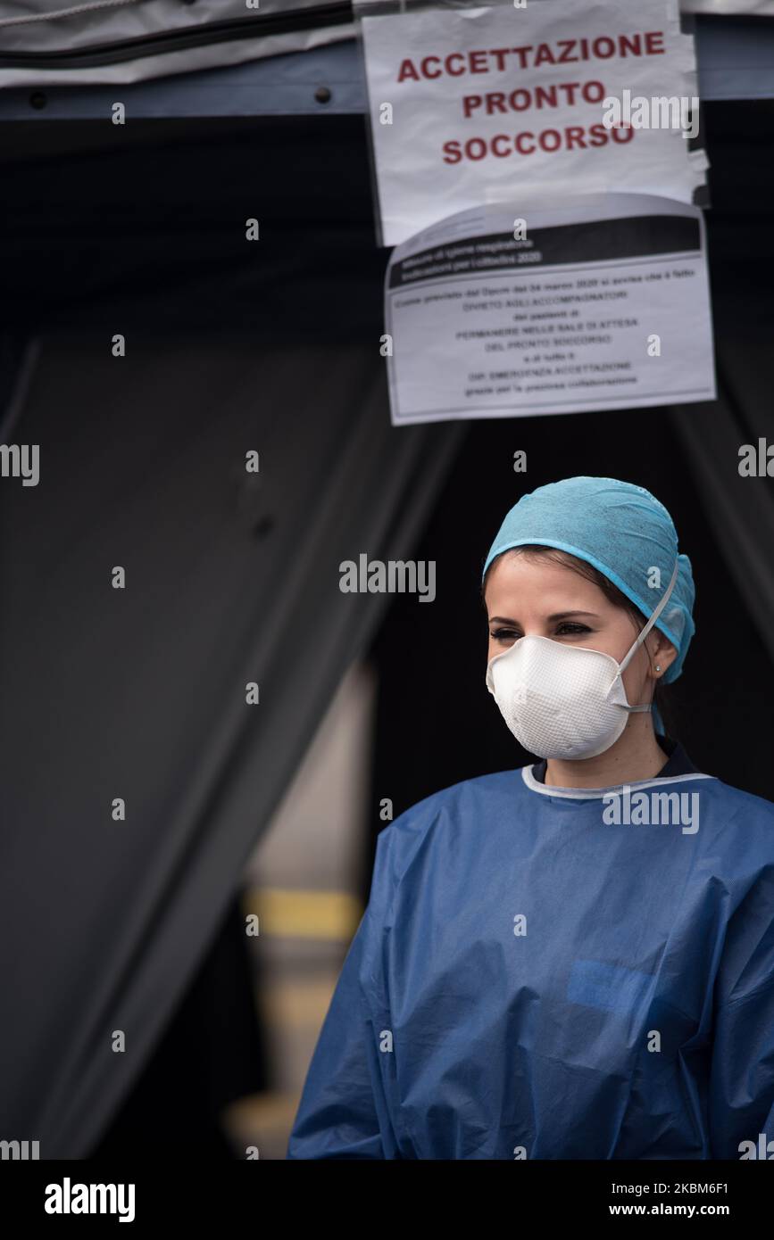 Eine der Krankenschwestern, die am Eingang des Triage-Zeltes für Kranke ...