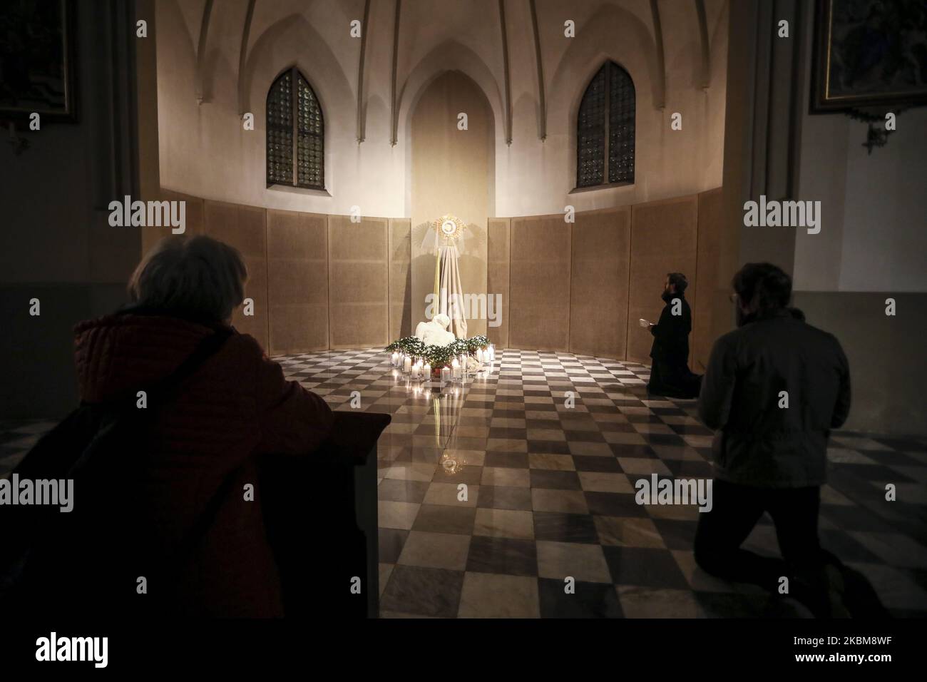 Am Karfreitag beten die Menschen in der St.-Joseph-Kirche in Krakau ...