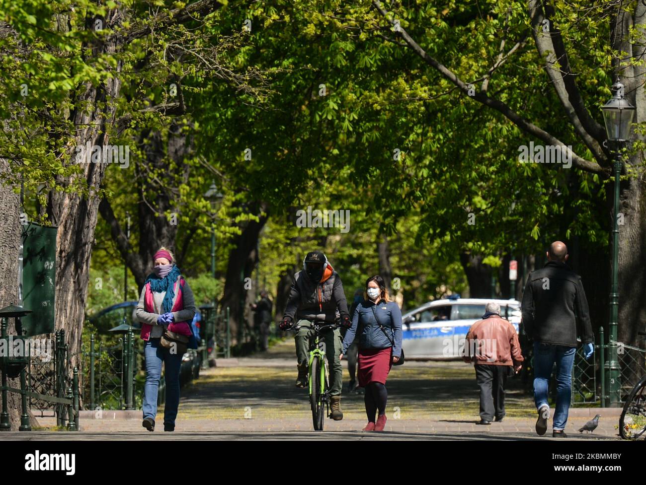 Menschen jeden Alters im Planty Park in Krakau gesehen, da die Polen ...