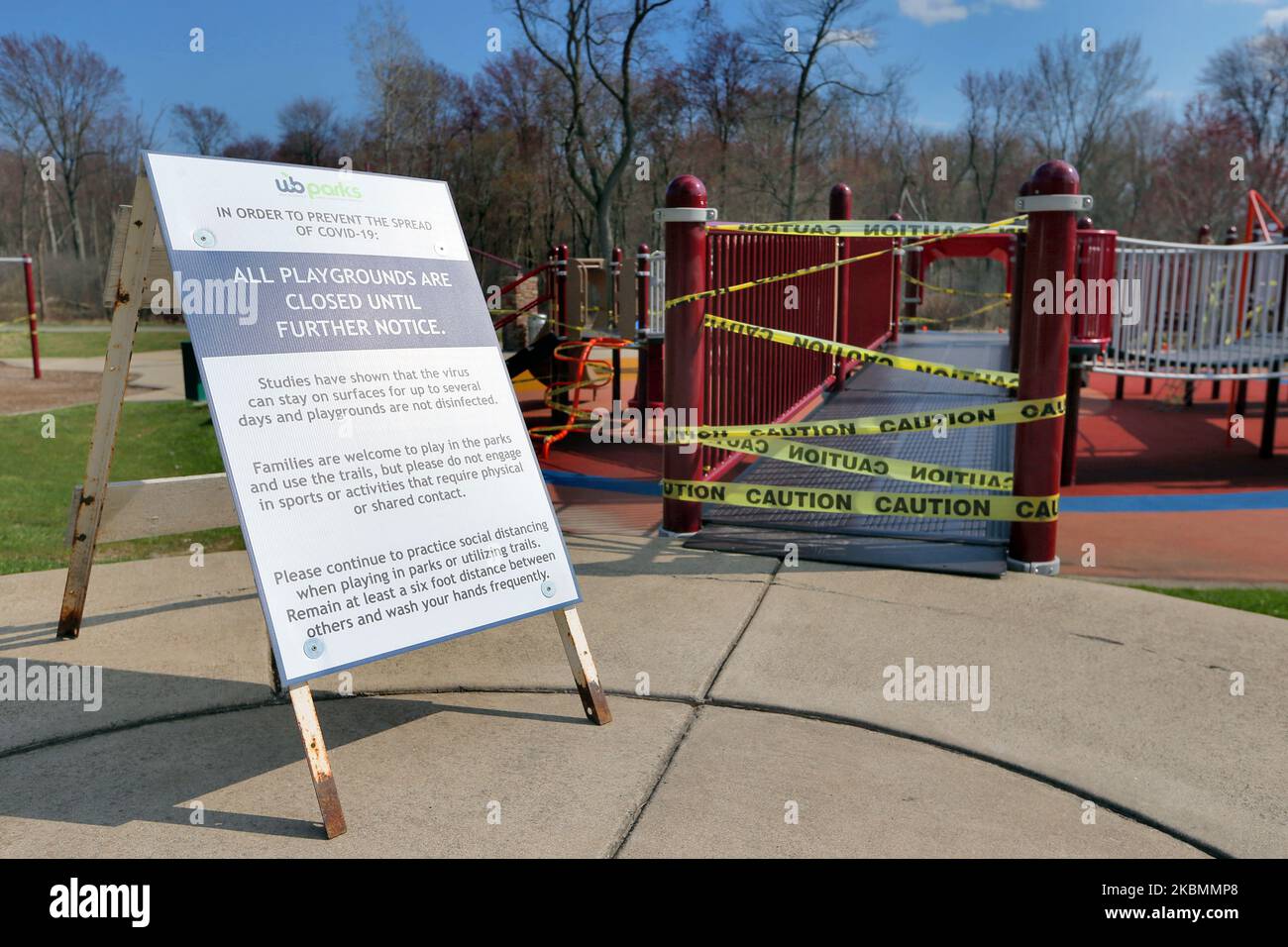 Am Samstag, den 18. April 2020, wird auf einer Schilder das Schließen ...