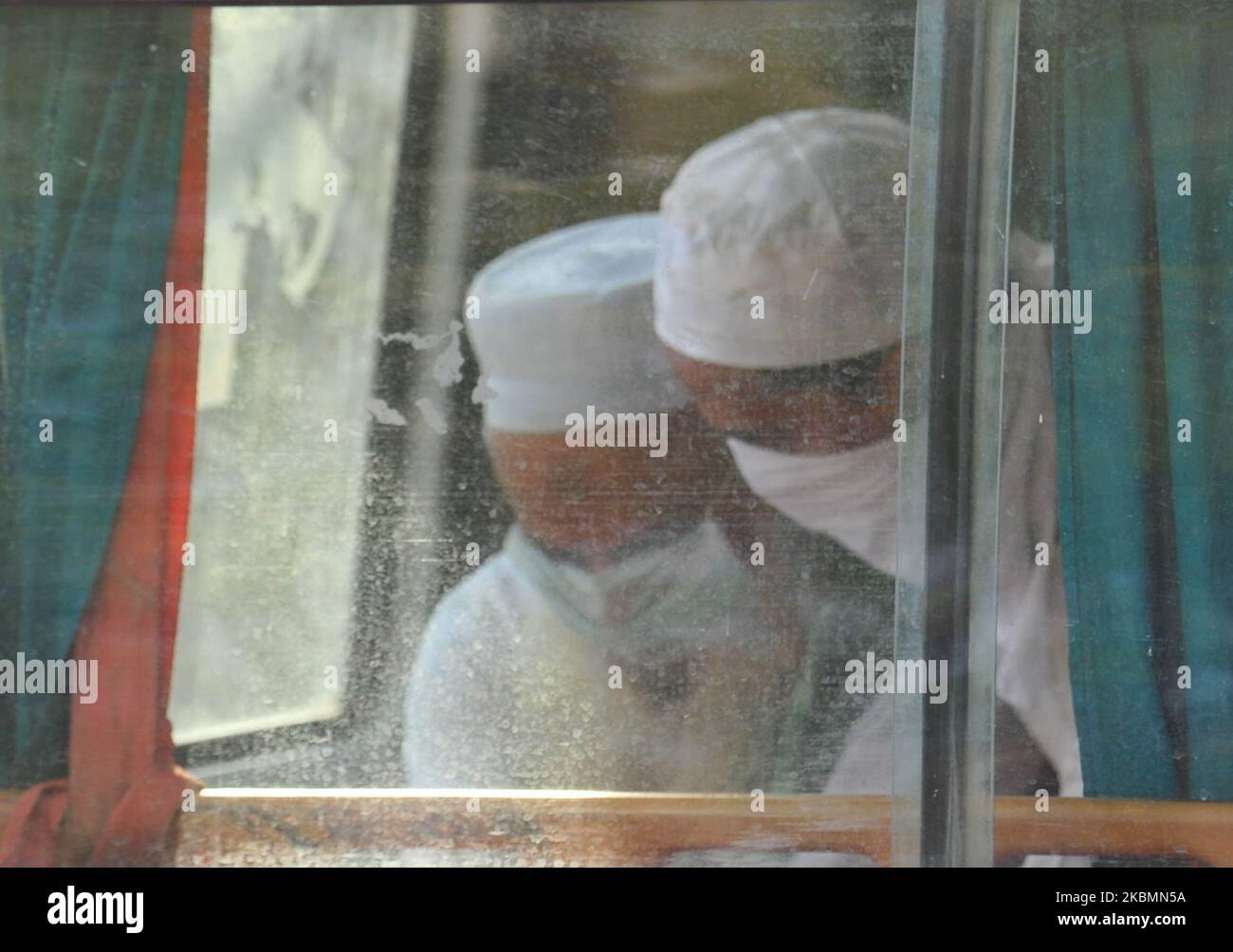 Mitglieder von Tabligi jamat aus Nizamuddin delhi markaz sitzen in ...