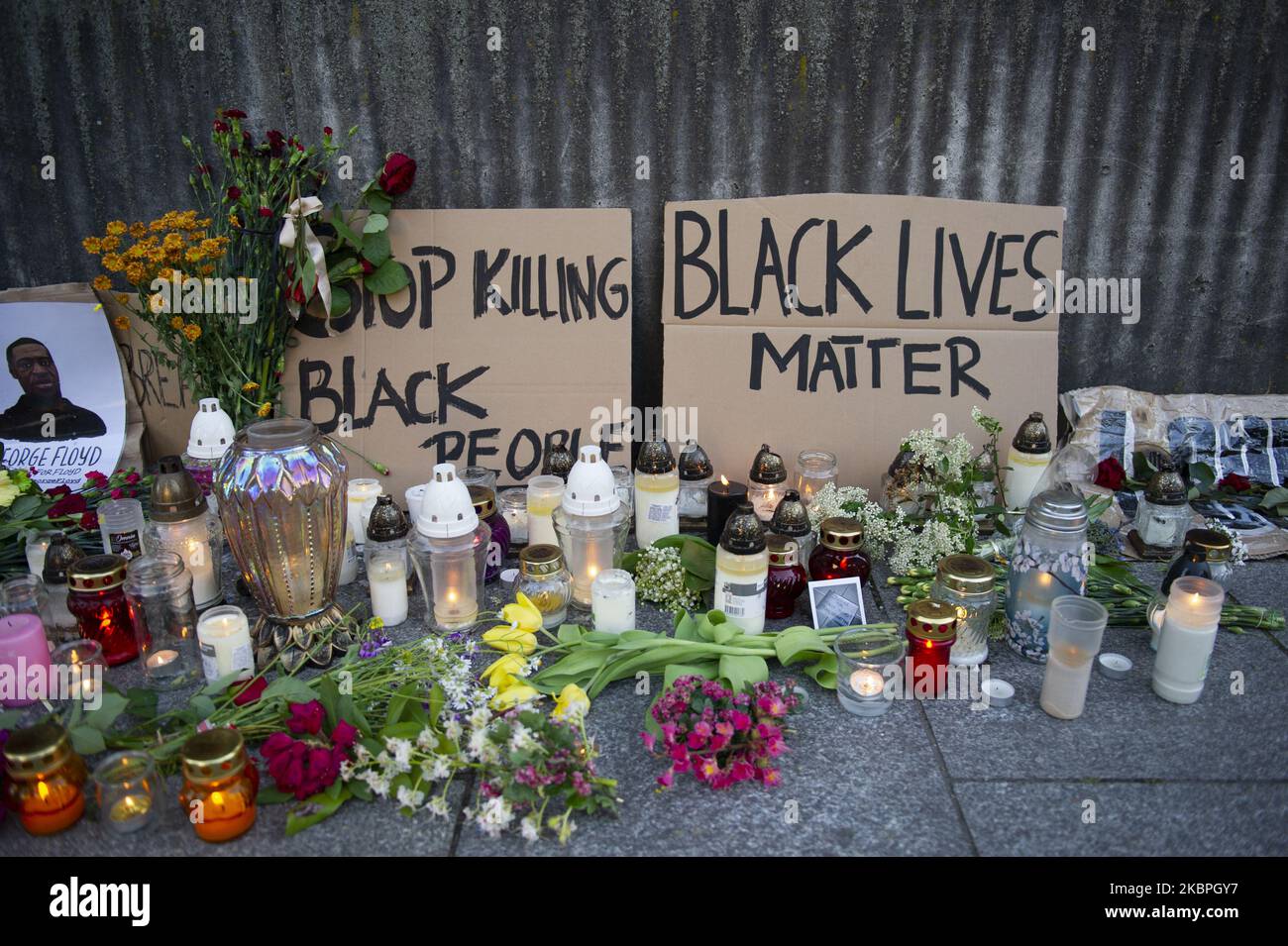 Vor der US-Botschaft in Warschau, Polen, sind am 31. Mai 2020 brennende ...