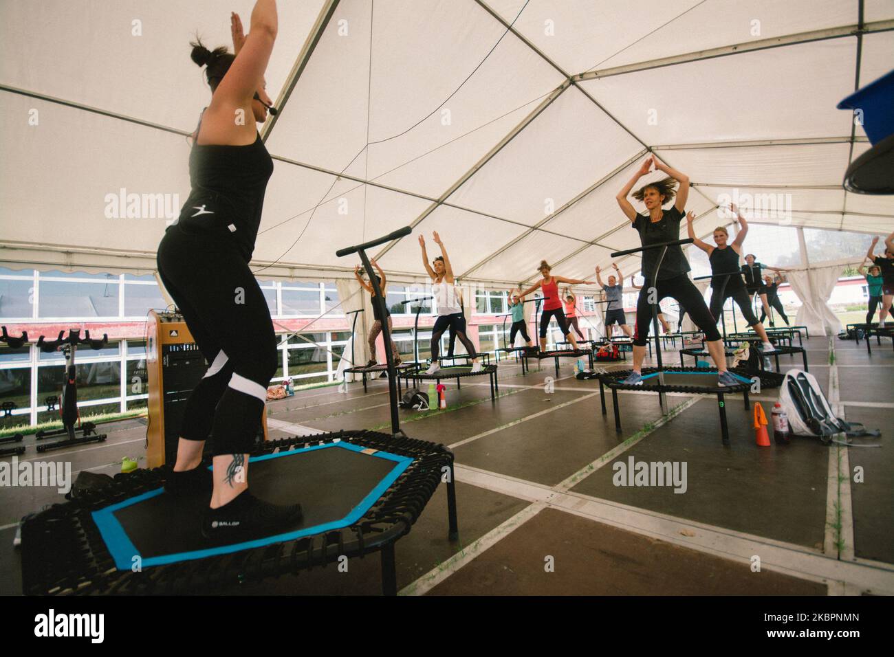 Fitnesstrainerin schult ihre Schüler am 3. Juni 2020 in einem großen ...