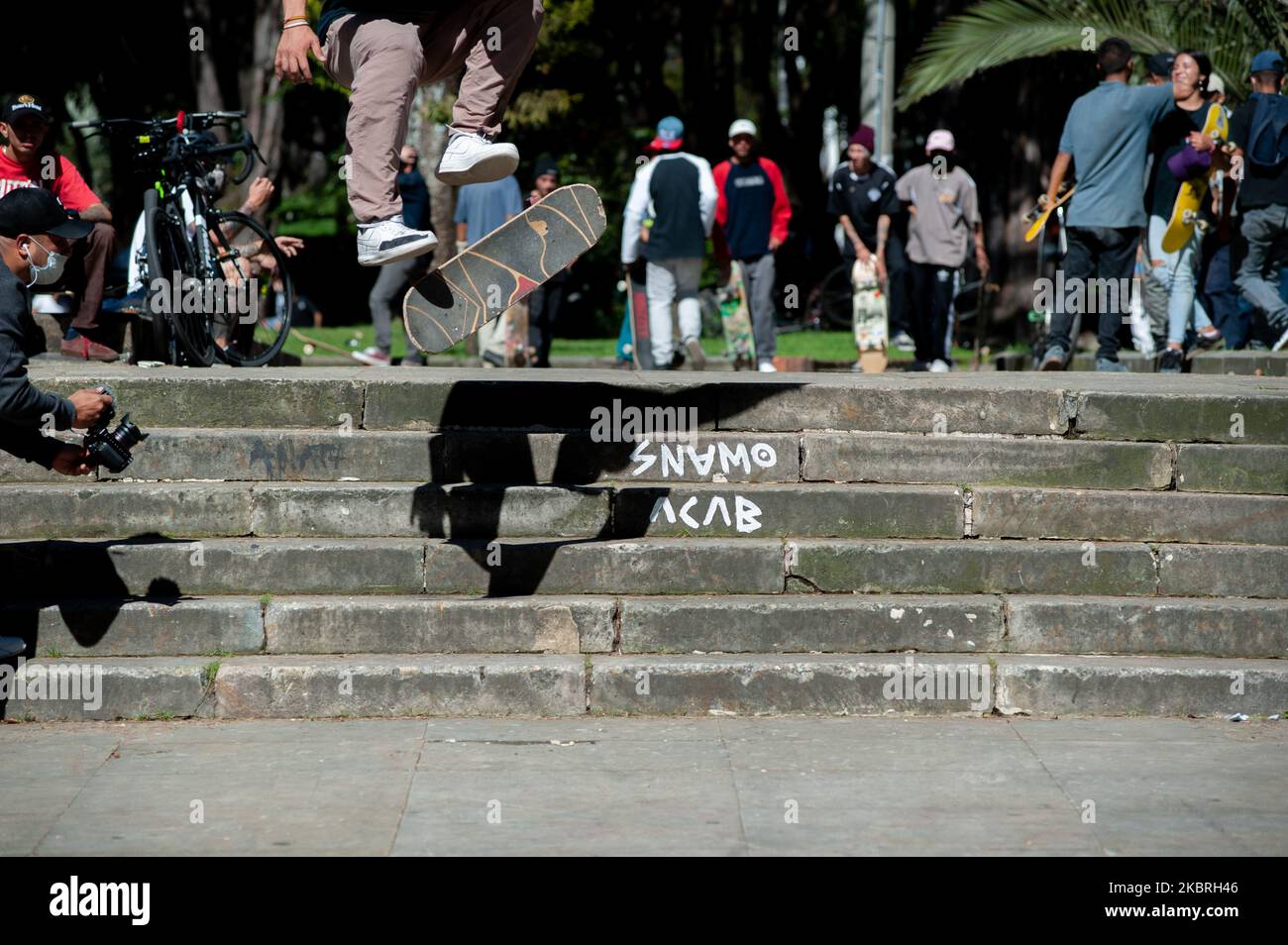 Tausende von Skatern versammeln sich im Nationalpark von Bogota, um den ...