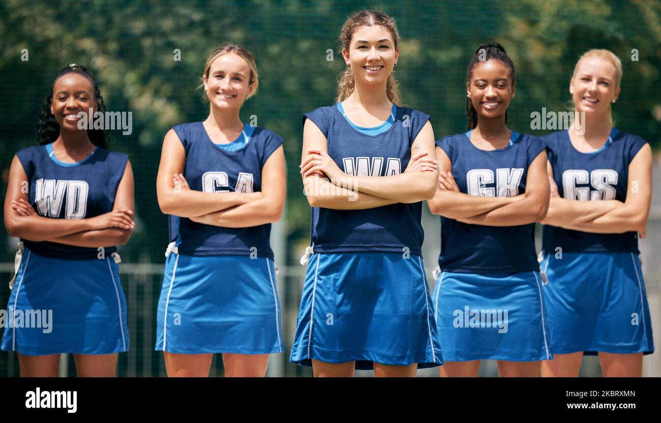 Sport, Fitness und Mädchen Netball Team Portrait auf dem Platz ...