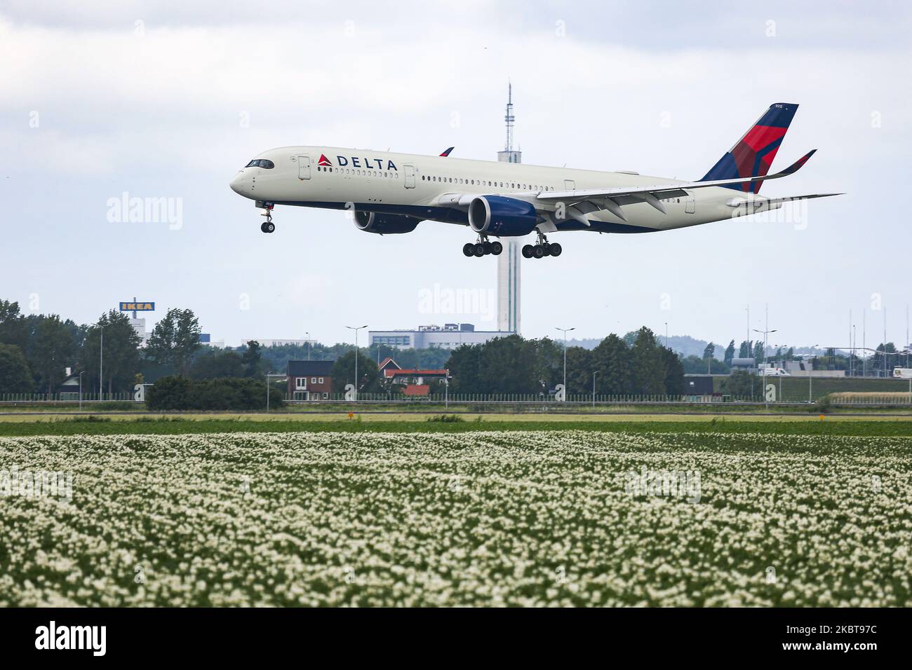 Delta Air Lines Airbus A350-900, gesehen bei der endgültigen Landung ...
