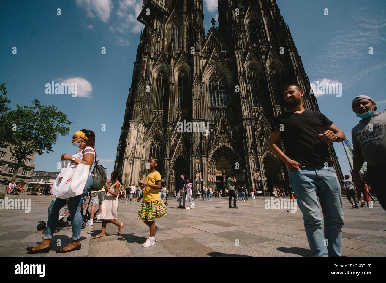 Immer mehr Touristen sehen sich vor dem Kölner Dom (Foto: Ying Tang ...
