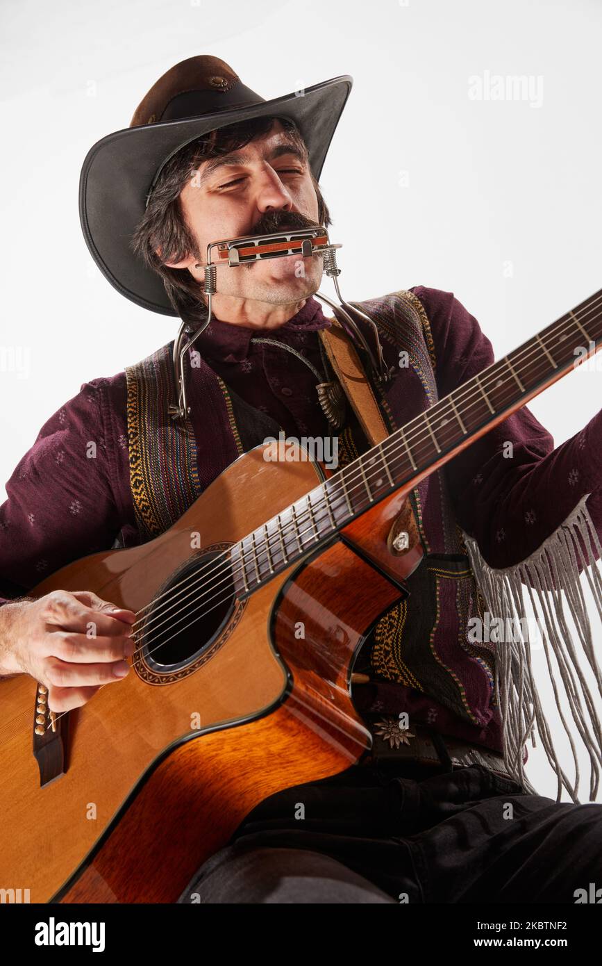 Cowboy playing harmonica -Fotos und -Bildmaterial in hoher Auflösung ...