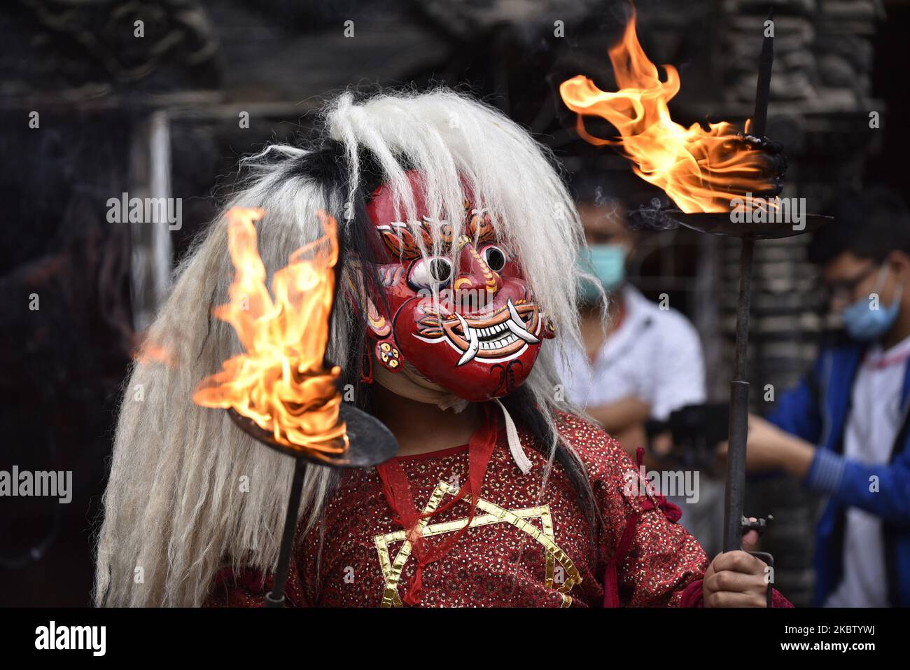 Lakhay mit feuer -Fotos und -Bildmaterial in hoher Auflösung – Alamy