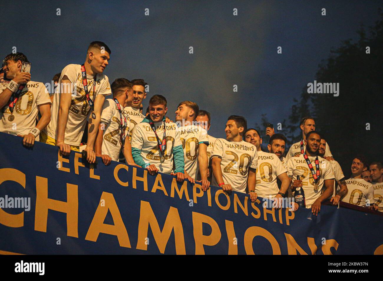 Die Spieler und Fans von Leeds United feiern den Gewinn der EFL ...