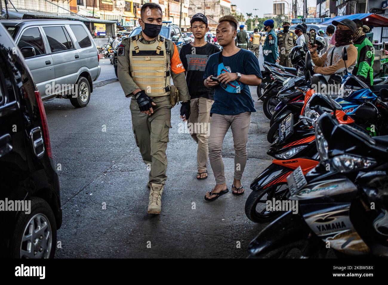 Jakarta Distrikt Sicherheit mit Indonesien Millitary bestraft Menschen ...