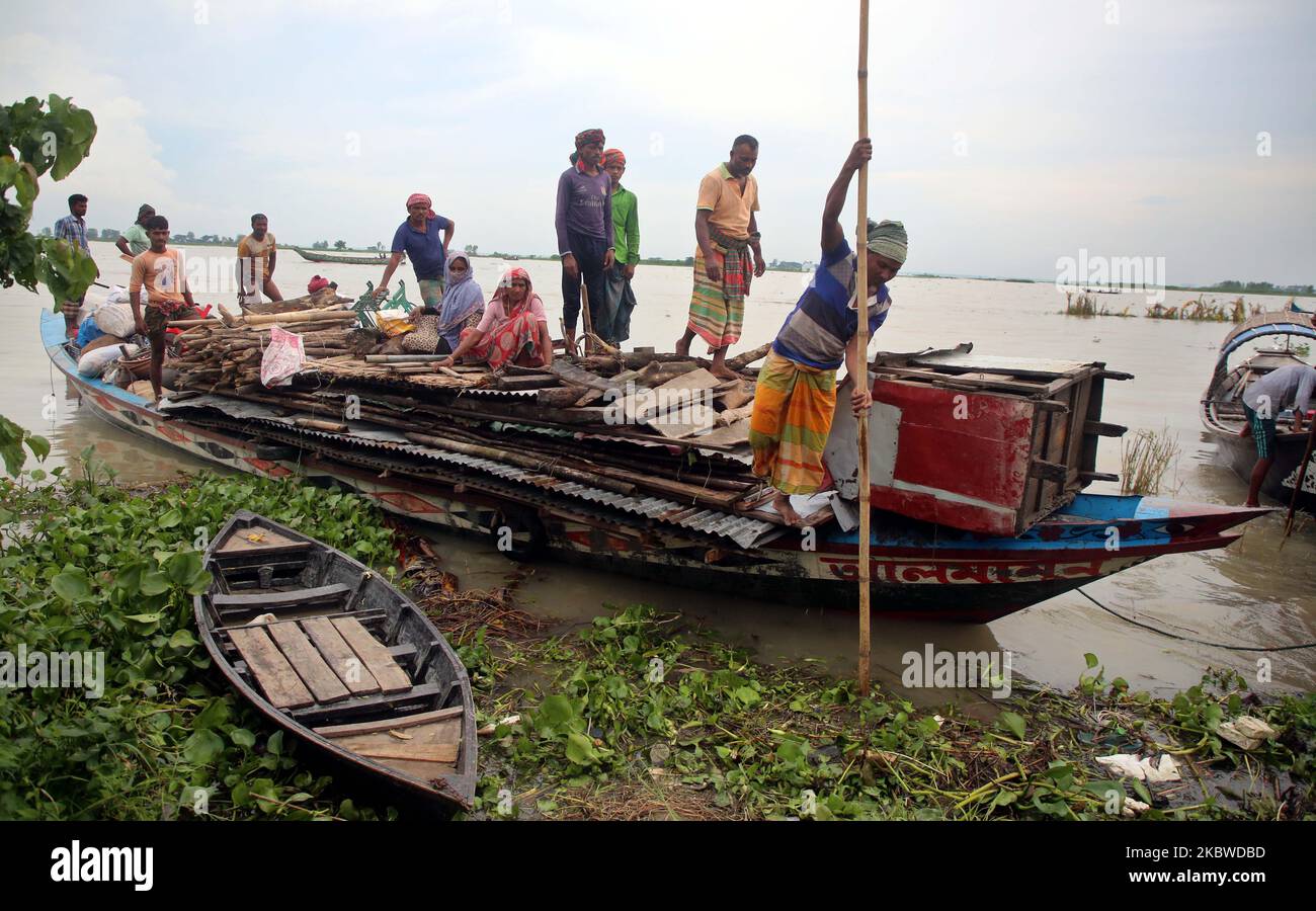 Am 29. Juli 2020 hat Hochwasser ein Dorf in Louhajang upazila in Munshiganj, Bangladesch ...