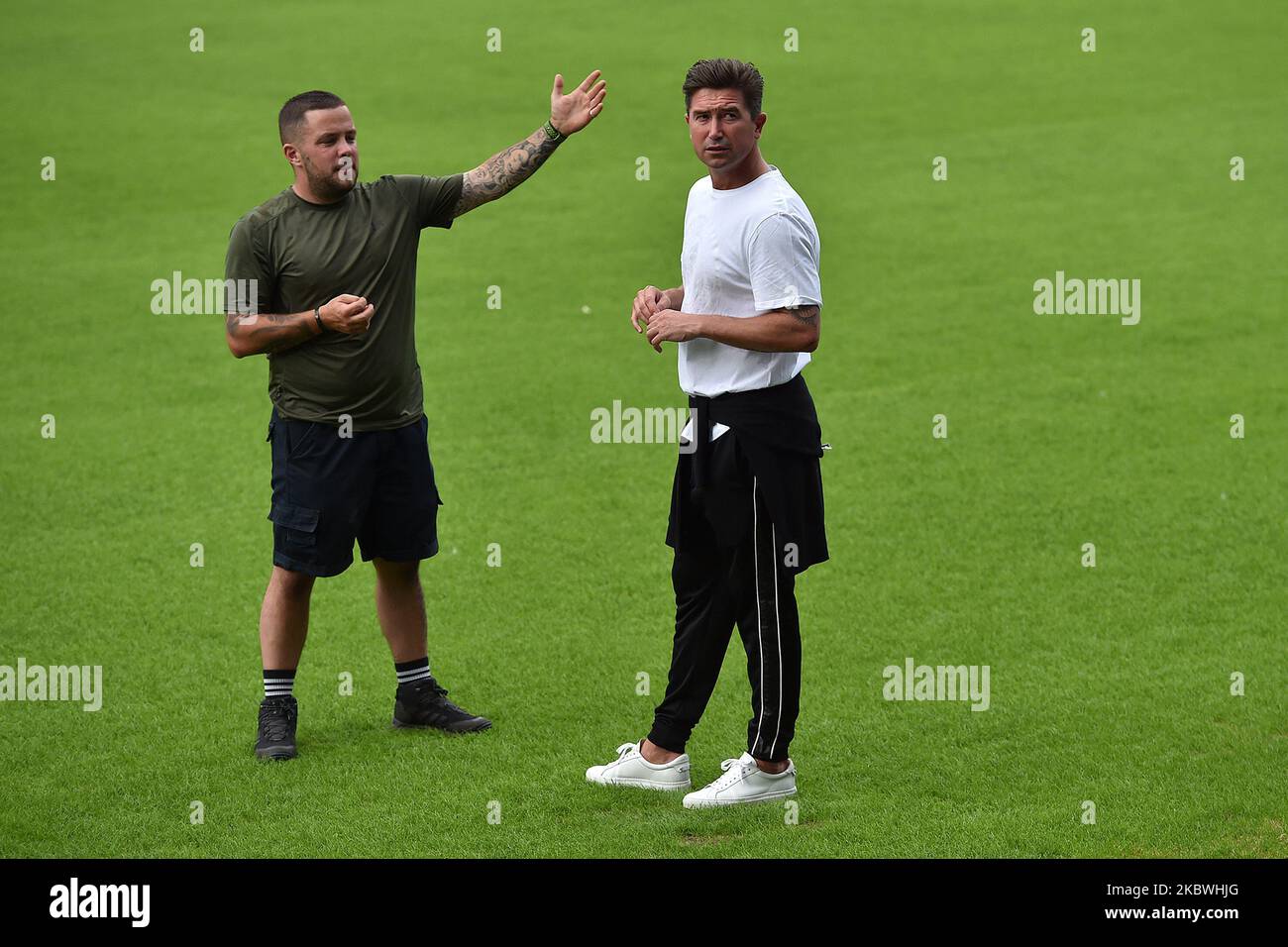 Harry Kewell mit Oldham Head Groundsman Paul Flynn auf dem Boundary ...