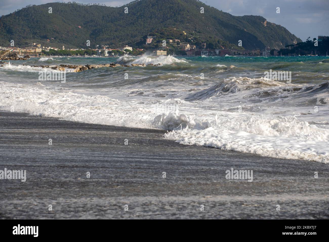Als ein extrem starker Wind Ligury trifft, erreichen auch die Wellen am ...