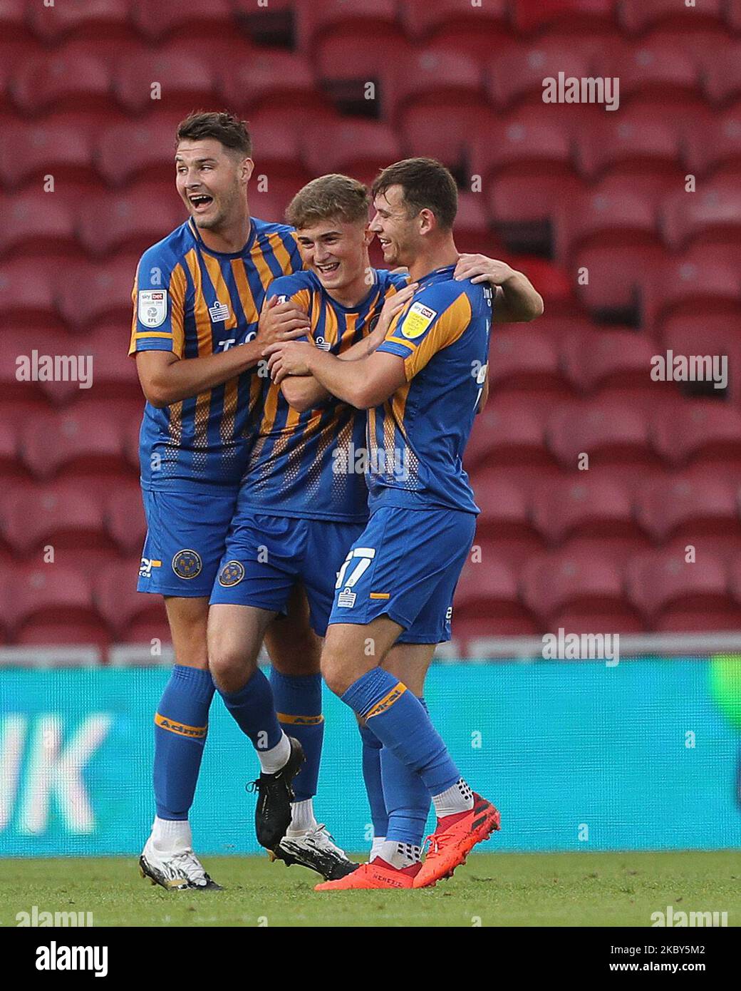 Scott High von Shrewbury Town feiert sein erstes Tor beim Carabao Cup ...