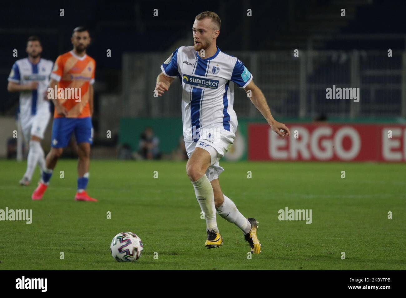 Korbinian Burger von 1. Der FC Magdeburg läuft mit dem Ball während des ...