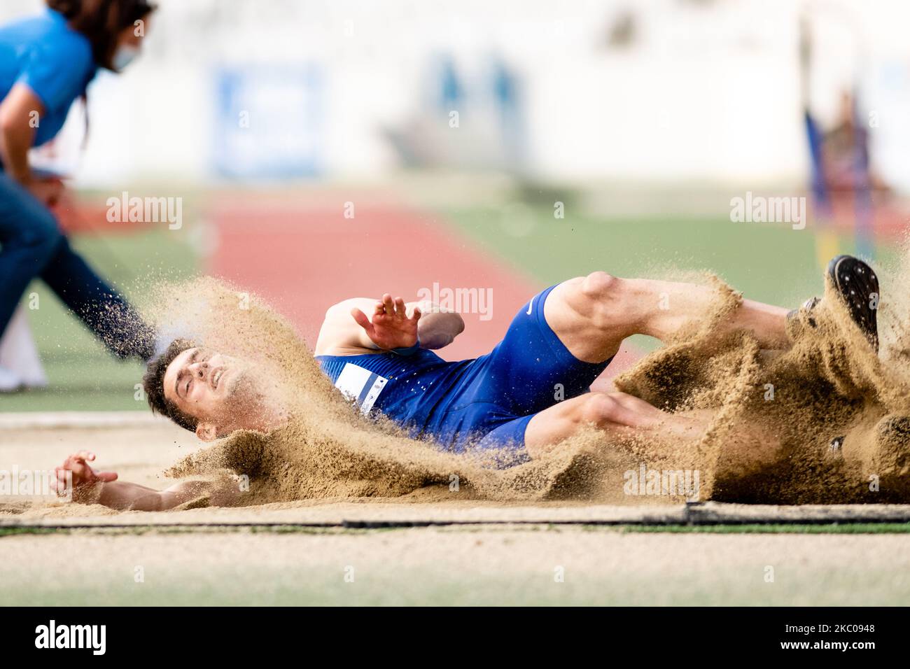 Marko Ceko springt und gewinnt das Long Jump Finale der Männer während ...