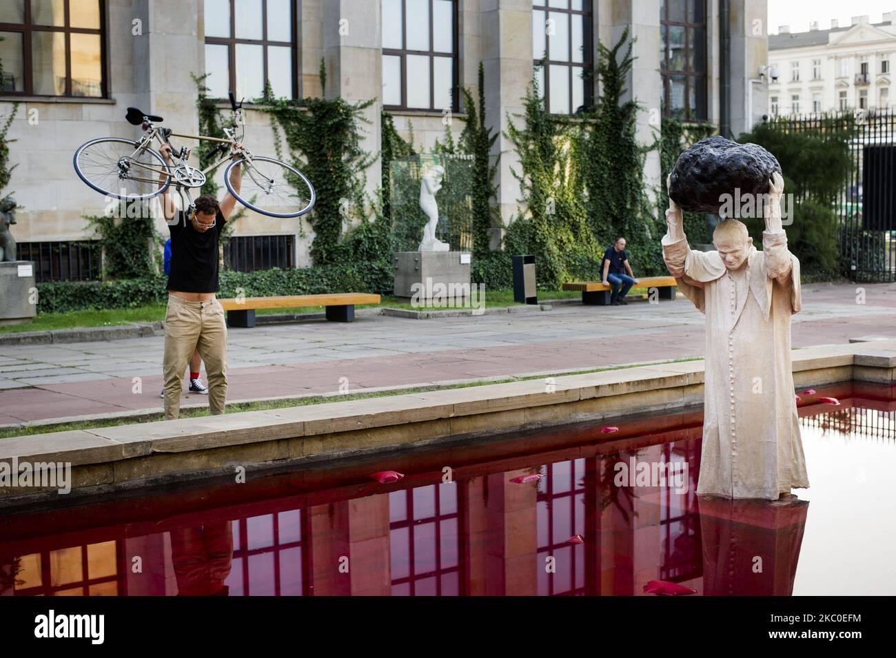 Die Skulptur namens 'vergifteter Brunnen' von Jerzy Kalina, vor dem ...