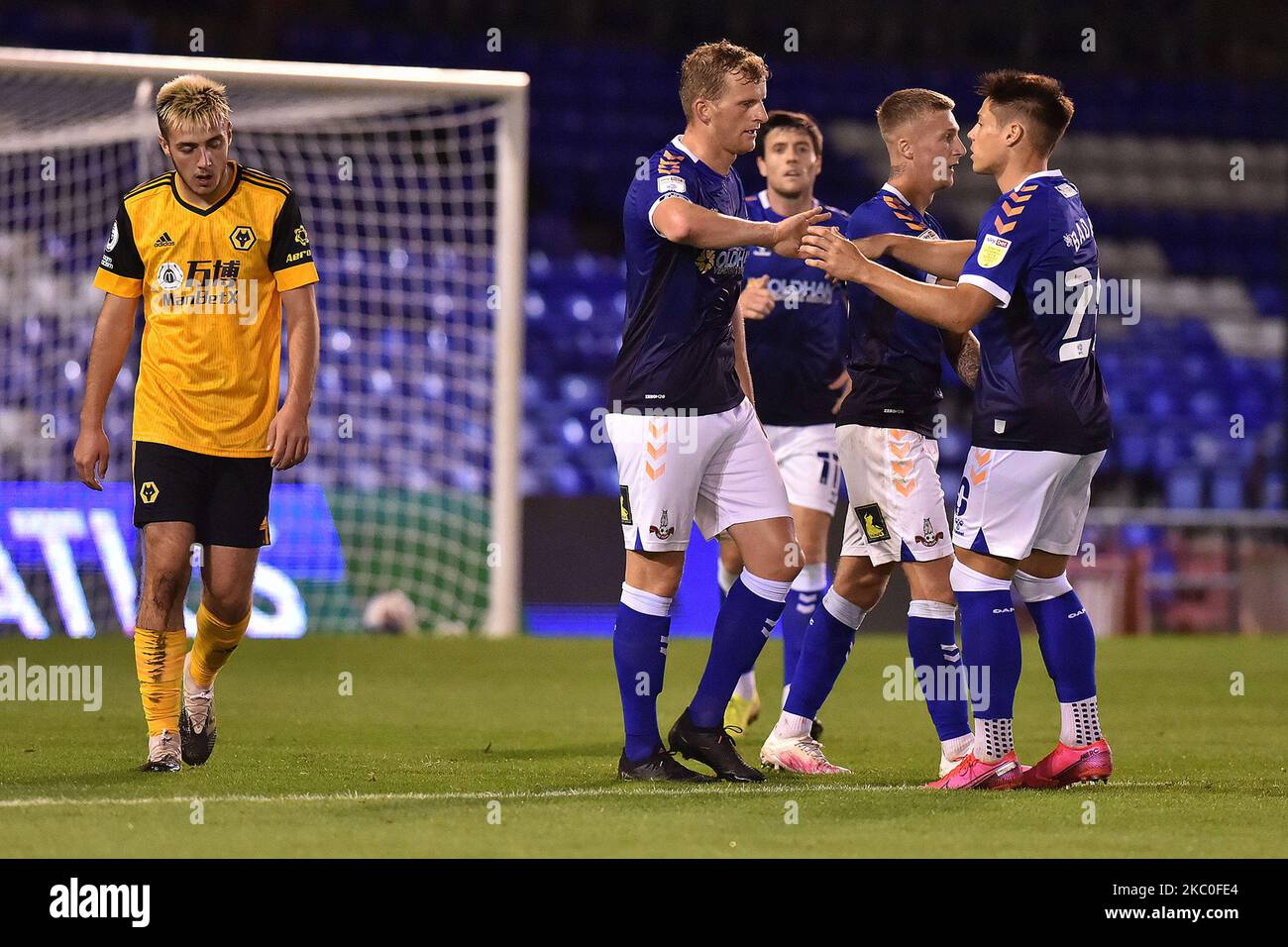 Oldham's Danny Rowe feiert die Eröffnung des Tores während des EFL ...