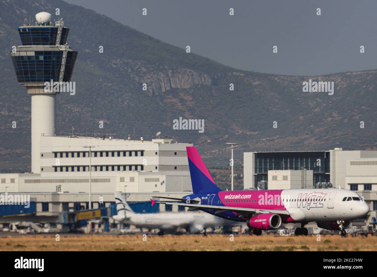 Ein Flugzeug der Wizz Air Budget Airline Airbus A320-200, das vor dem ...