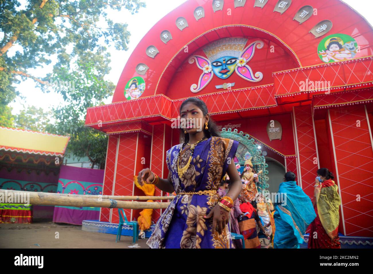 Ein Mädchen steht vor Durga Puja Pandel in Sherpur, Bogura in ...
