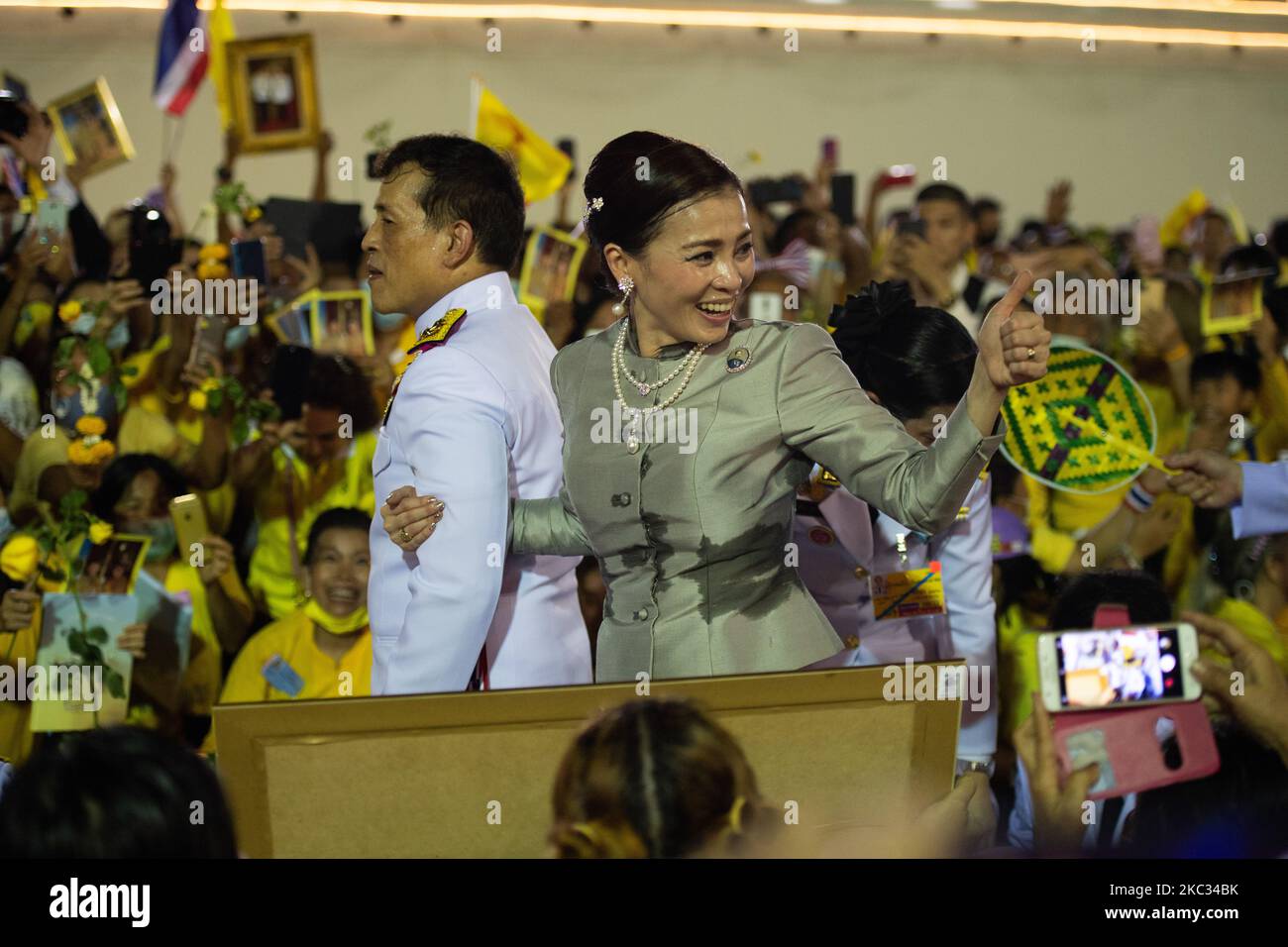 Thailandâ €™s König Maha Vajiralongkorn und Königin Suthida begrüßen royalistische Anhänger vor ...