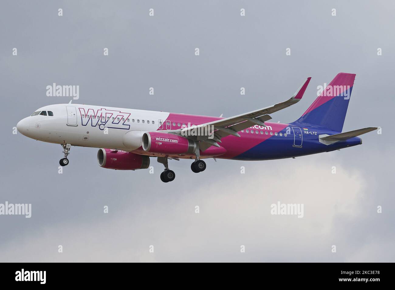 Wizz air airbus a320 landet -Fotos und -Bildmaterial in hoher Auflösung – Alamy