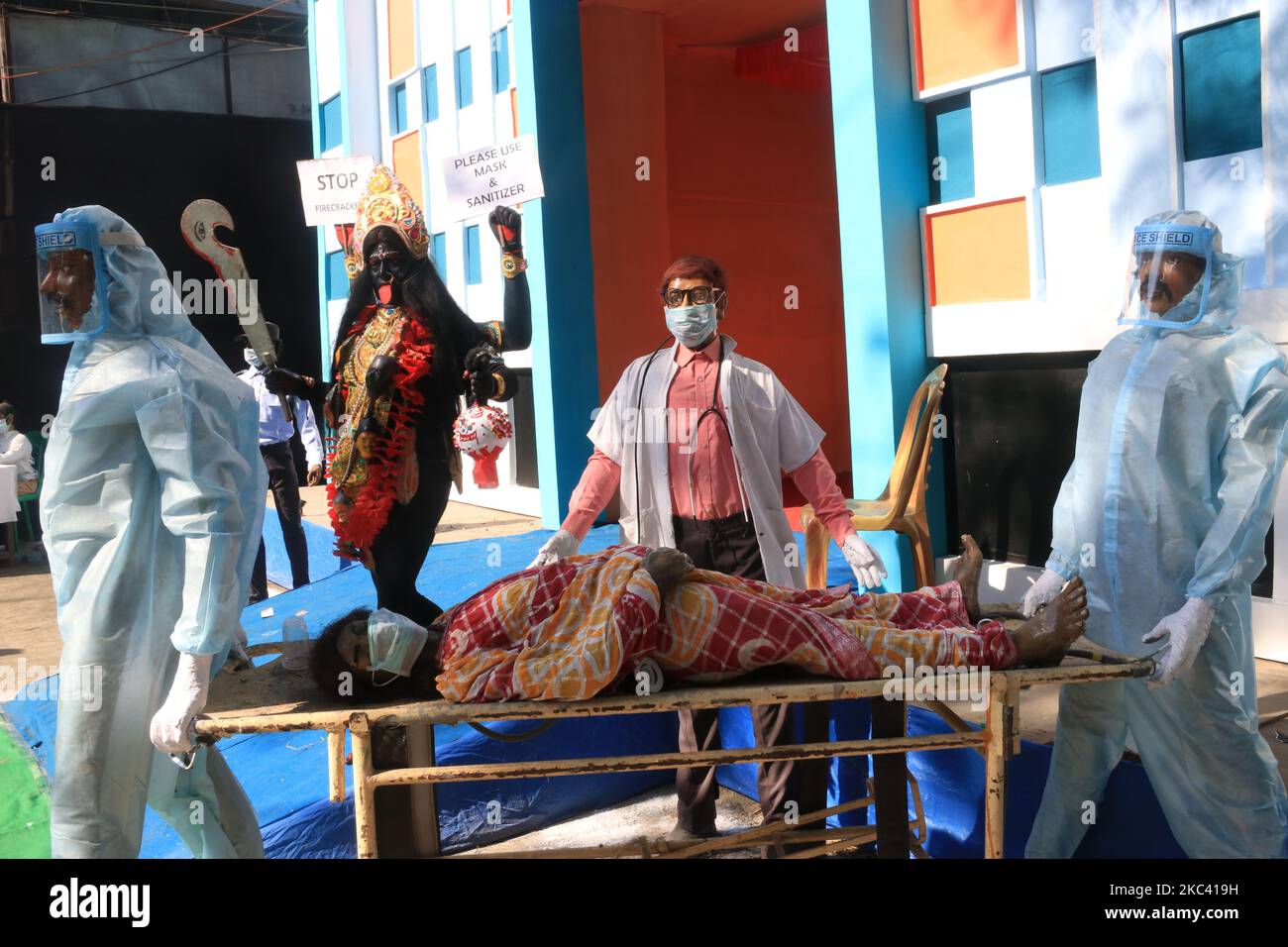 Krishna Bairagi, ein Bahurupi-Künstler, der als Hindu-Göttin Kali-Strand gekleidet ist und ein ...