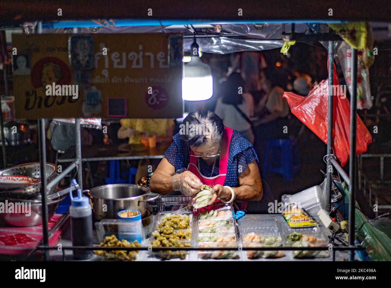 Ein Street-Food-Händler, der am 20. November 2020 in Bangkok, Thailand ...
