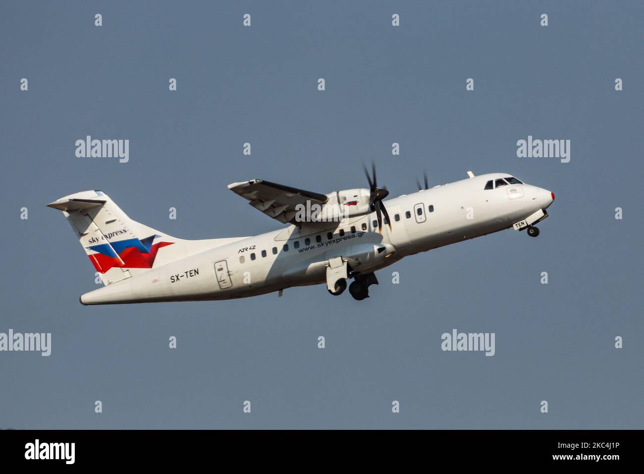 Ein Sky Express ATR 42 Flugzeug wie gesehen, fliegt und fliegt vom ...