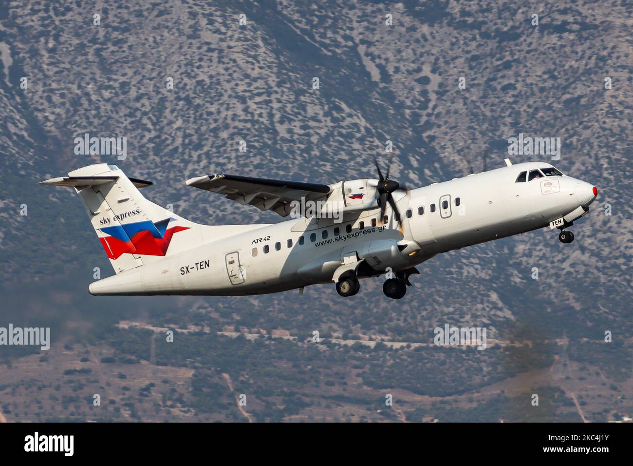 Ein Sky Express ATR 42 Flugzeug wie gesehen, fliegt und fliegt vom ...