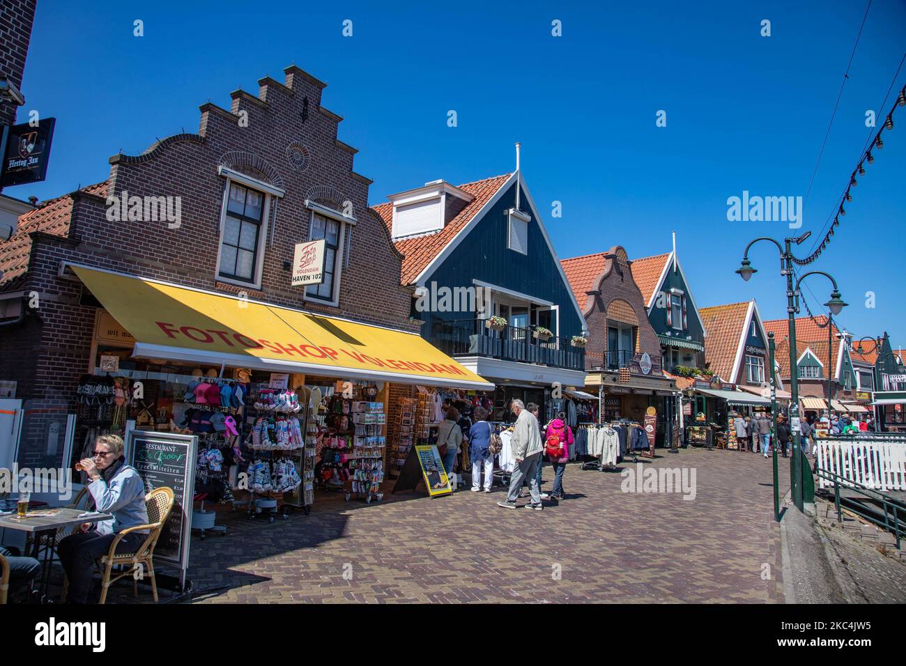 Alltag in Volendam Traditionelles Fischerdorf mit holländischer ...