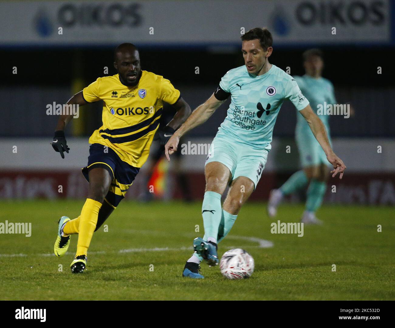 Tom Champion von Boreham Wood unter dem Druck von Tobi Joseph von ...