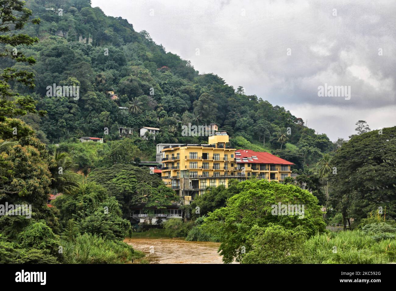 Mahaweli Ganga (Great Sandy River) in der Stadt Kandy, Sri Lanka. Der Mahaweli Fluss ist der ...