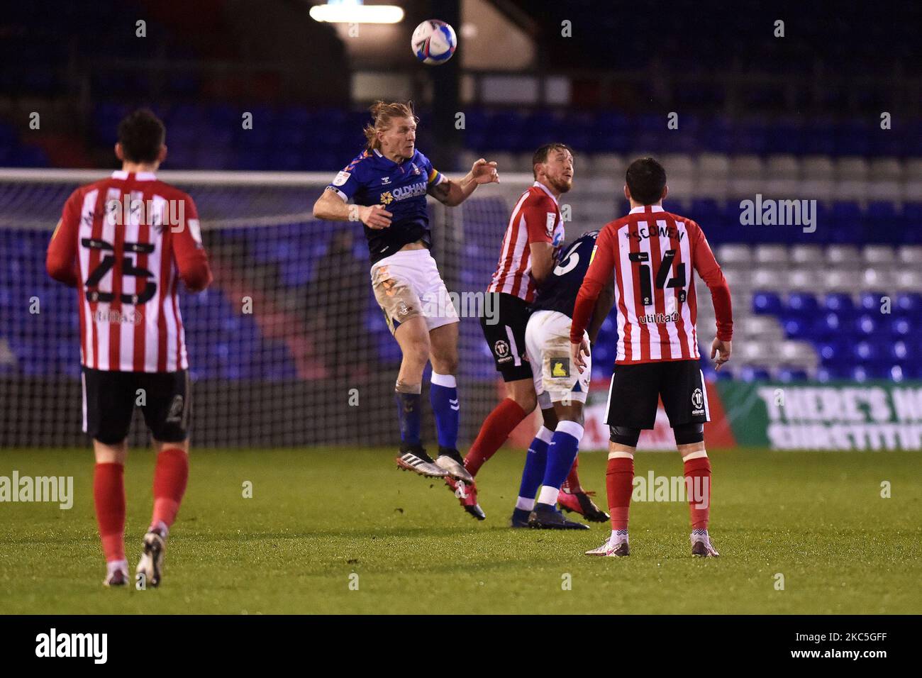 Carl Piergianni von Oldham Athletic geht beim EFL Trophy-Spiel zwischen ...
