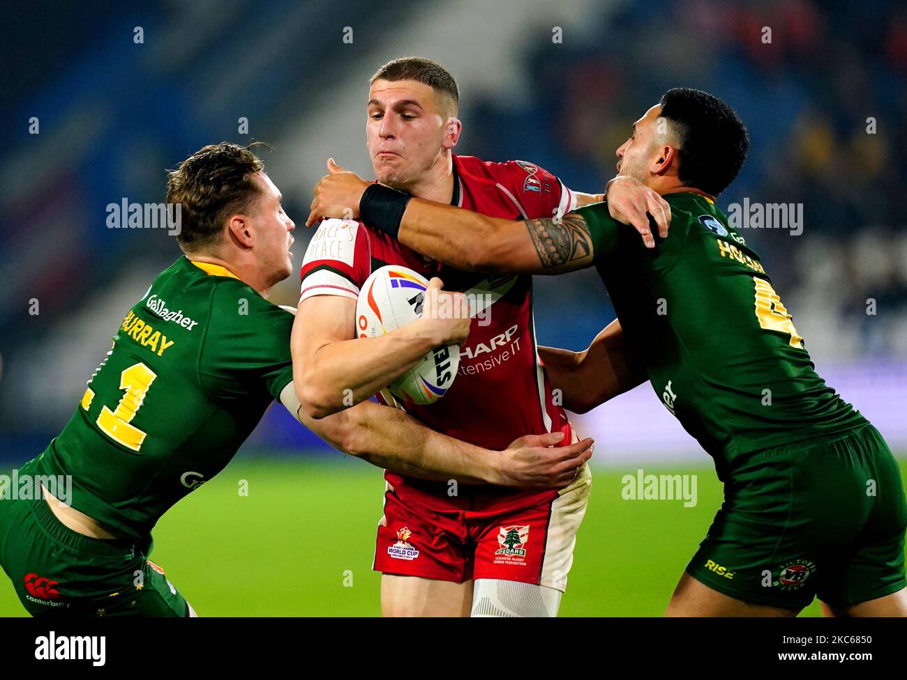 Der libanesische Adam Doueihi (Mitte) wird von Cameron Murray (links ...