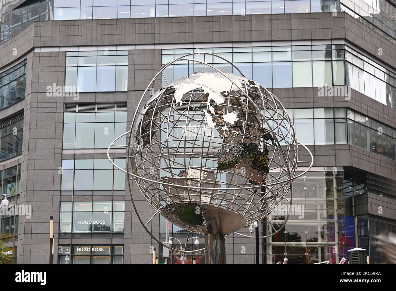 NEW YORK - 23. Okt 2022: Steel Globe am Columbus Circle vor dem Trump ...