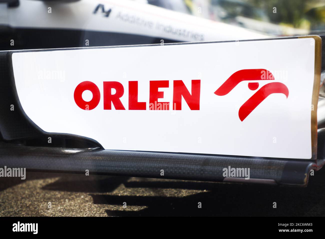 Das Orlen-Logo ist auf dem Formel-1-Auto mit der Farbe Alfa Romeo ...